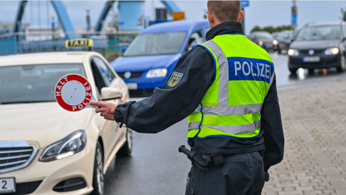Un șofer care a depășit mașina de poliție cu 200 km/h a rămas definitiv ...