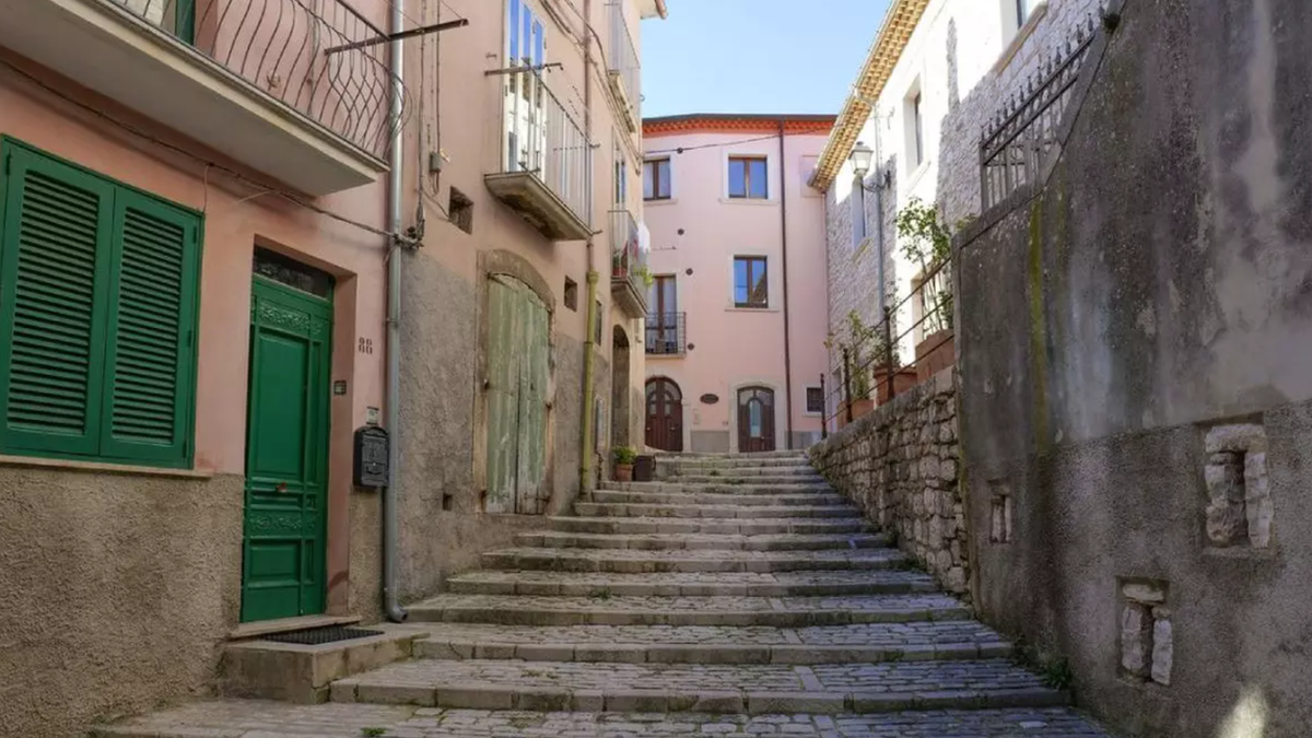 Case la prețul unui espresso: orașul italian Penne îți dă o locuință ...