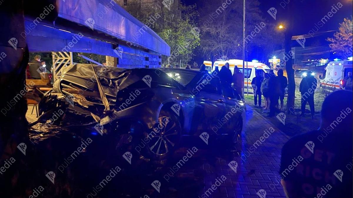 UPDATE // (VIDEO // FOTO) Un Mercedes s-a izbit în terasa unui local, la Ciocana. Mai multe ...