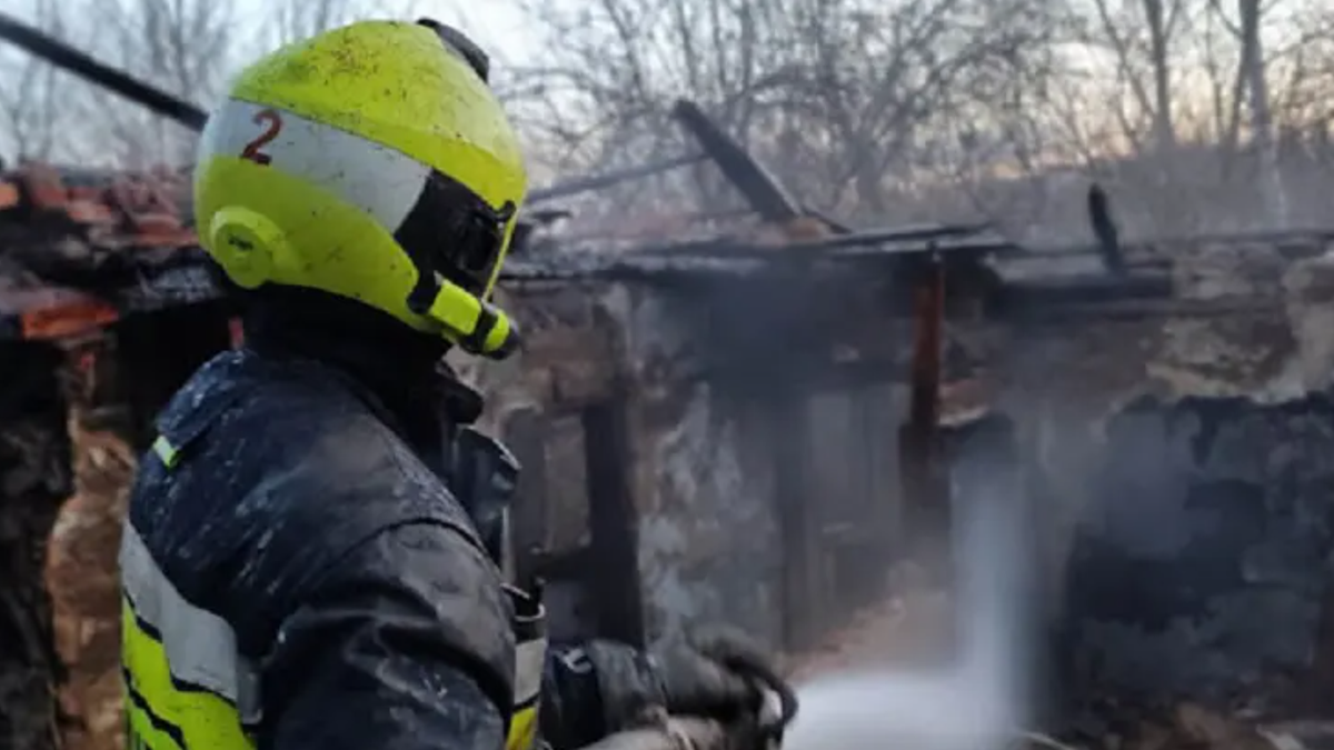 Un bărbat țintuit la pat, salvat de pompieri dintr-un incendiu | Puls Media