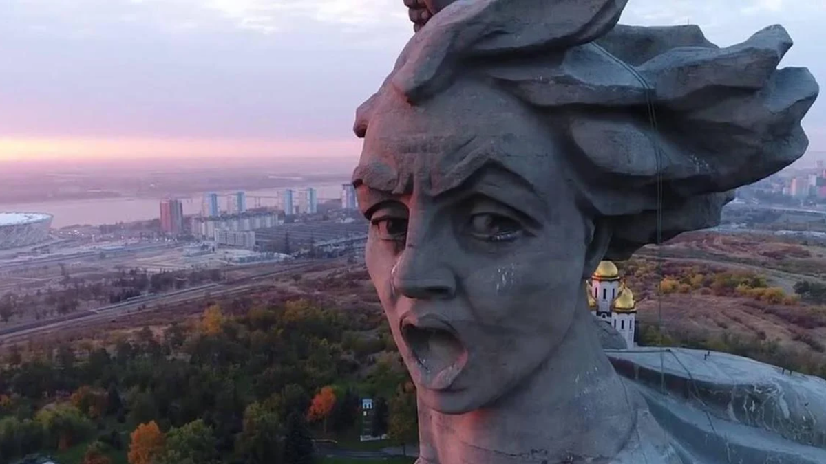 Un cadavru a fost găsit în capul celei mai înalte statui din Rusia ...