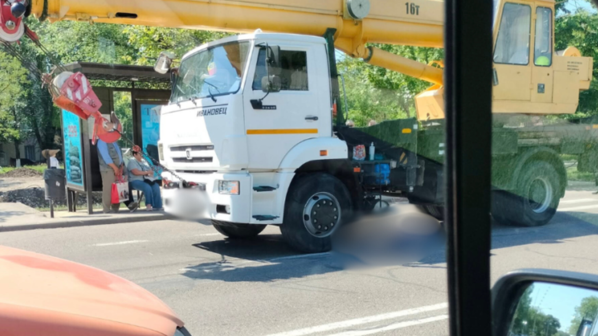 Pensionară tamponată de Kamaz, în timp ce traversa regulamentar strada ...