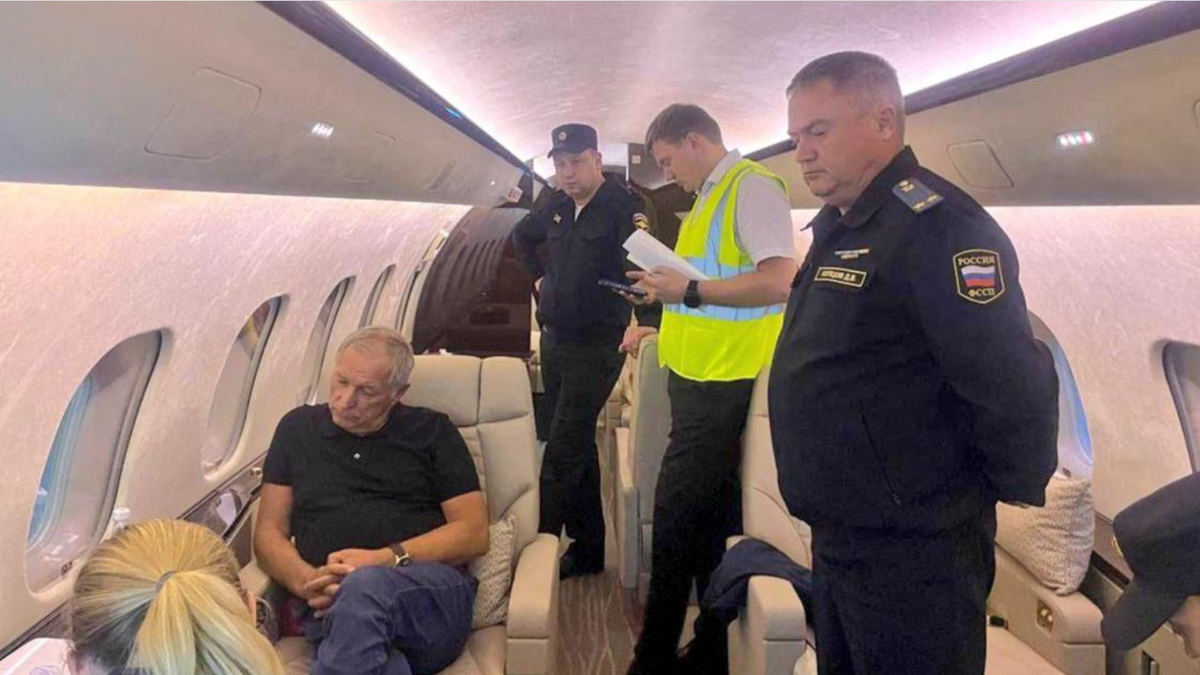 Oligarh rus, fost prieten al lui Putin, arestat din avionul privat. Magnatul aurului Konstantin ...