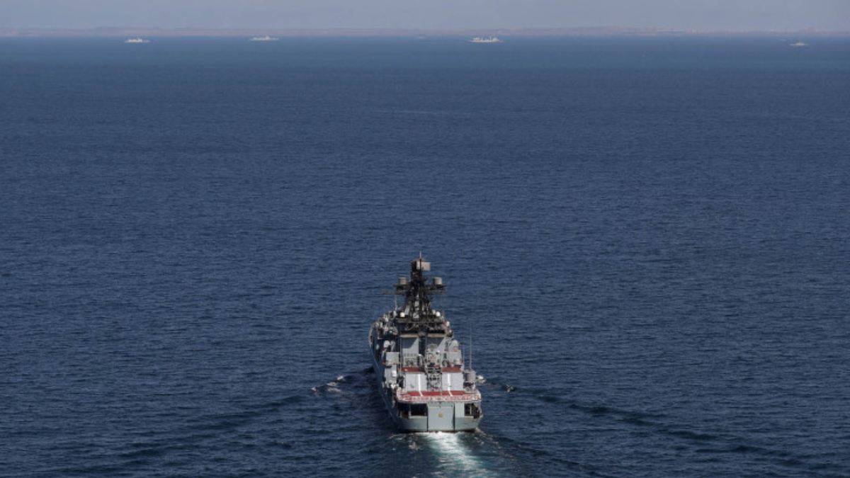 O navă a pazei de frontieră ruse a intrat în apele teritoriale ...