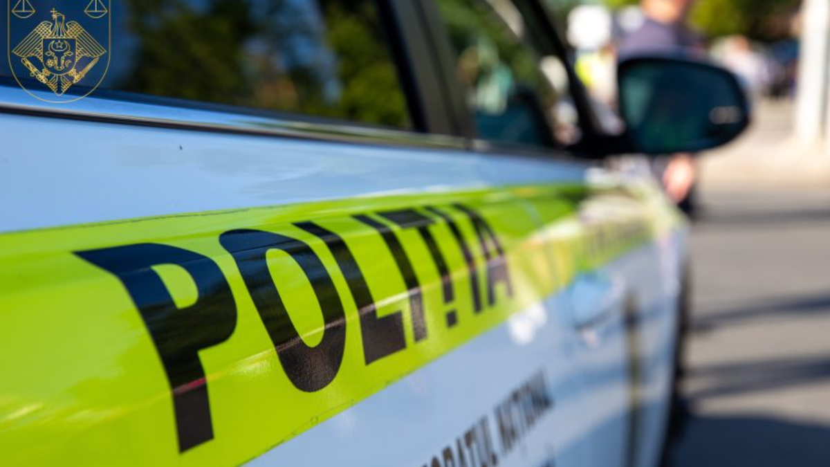 O femeie a fost lovită de mașină după ce a traversat neregulamentar ...