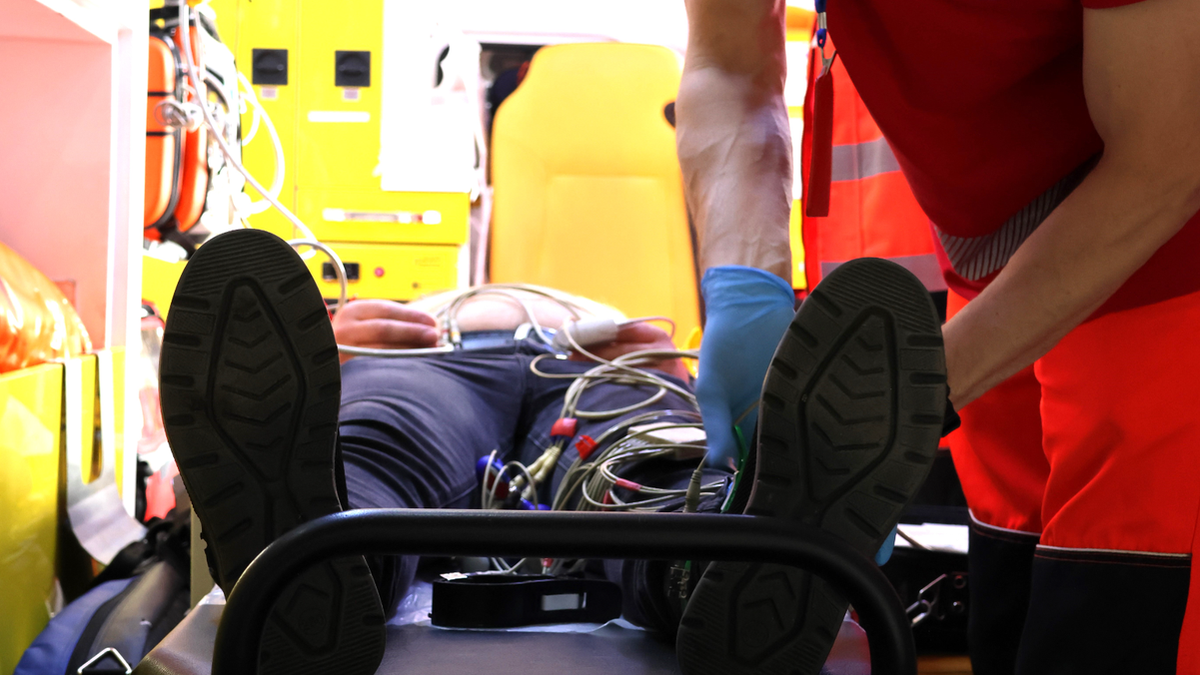 Un bărbat a fost salvat de la moarte prin resuscitare cardio-pulmonară, după ce a căzut ...