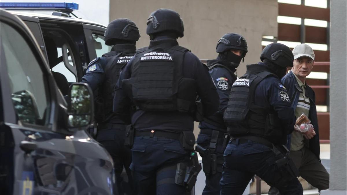 (FOTO // VIDEO) Fostul adjunct al SIS, Alexandru Balan, suspectat de trădare, escortat cu ...