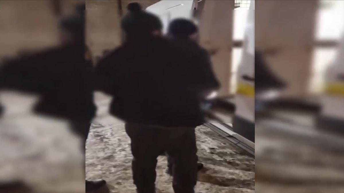 (VIDEO) Pungaș încătușat, după ce a buzunărit o femeie într-un ...