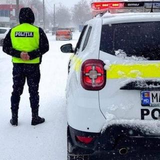 O copilă cu sania a ajuns sub o mașină de poliție, la Călărași | Puls Media